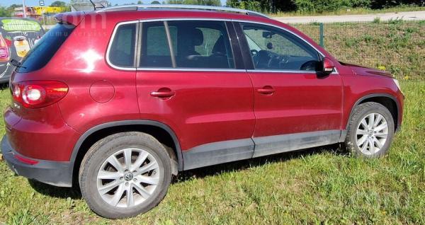 Sarkans Volkswagen Tiguan 2009 Rīga, ar dzinēja tilpumu 2.00 L un nobraukumu 315 tūkst. km par 5000 €, foto 4 vietnē AUTOMOTO.COM.LV