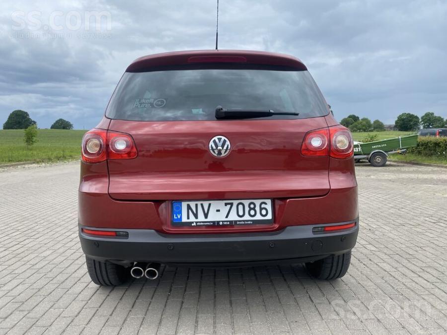 Red Volkswagen Tiguan 2009 in Talsi, with an engine capacity of 2.00 L and mileage of 242 thousand km for 6900 €, photo 4 on AUTOMOTO.COM.LV