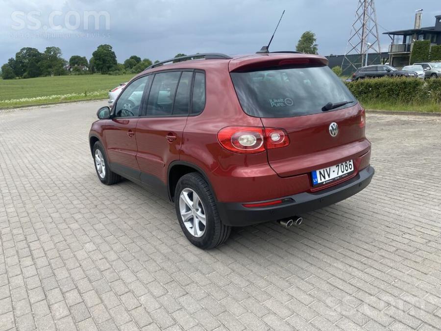 Red Volkswagen Tiguan 2009 in Talsi, with an engine capacity of 2.00 L and mileage of 242 thousand km for 6900 €, photo 5 on AUTOMOTO.COM.LV