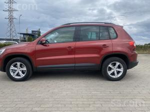 Red Volkswagen Tiguan 2009 in Talsi, with an engine capacity of 2.00 L and mileage of 242 thousand km for 6900 €, photo 6 on AUTOMOTO.COM.LV