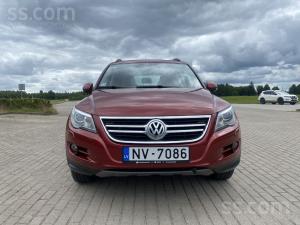 Red Volkswagen Tiguan 2009 in Talsi, with an engine capacity of 2.00 L and mileage of 242 thousand km for 6900 €, photo 8 on AUTOMOTO.COM.LV