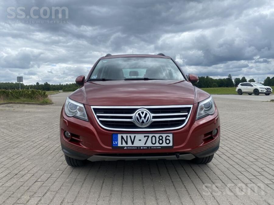 Red Volkswagen Tiguan 2009 in Talsi, with an engine capacity of 2.00 L and mileage of 242 thousand km for 6900 €, photo 8 on AUTOMOTO.COM.LV
