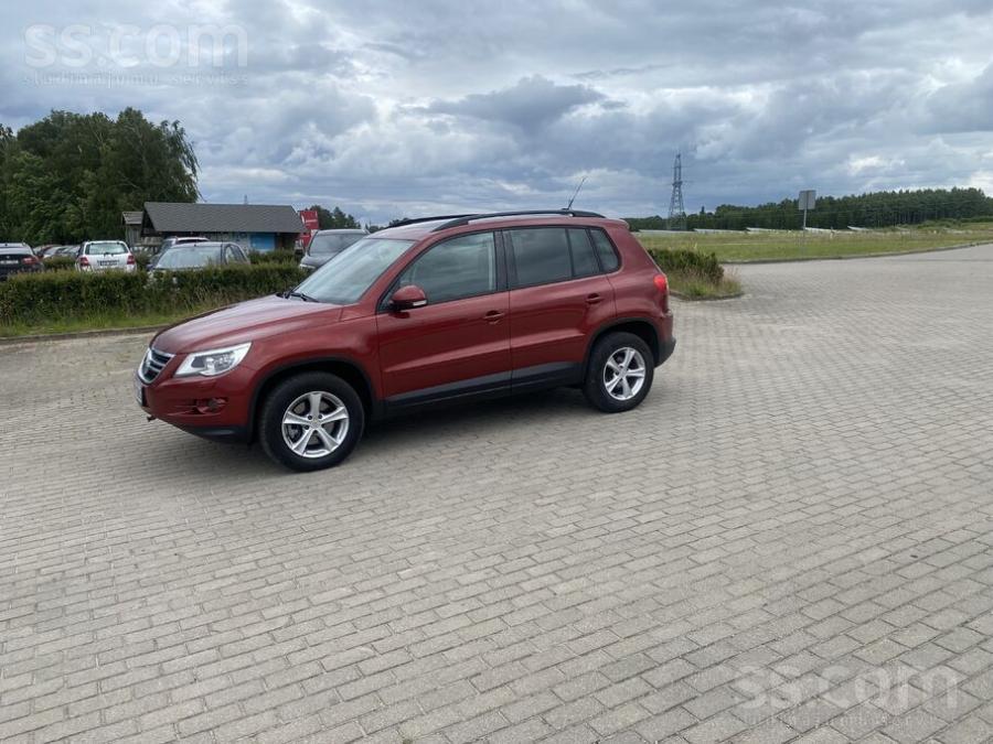 Red Volkswagen Tiguan 2009 in Talsi, with an engine capacity of 2.00 L and mileage of 242 thousand km for 6900 €, photo 9 on AUTOMOTO.COM.LV