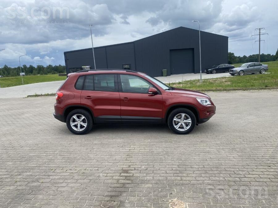 Red Volkswagen Tiguan 2009 in Talsi, with an engine capacity of 2.00 L and mileage of 242 thousand km for 6900 €, photo 10 on AUTOMOTO.COM.LV