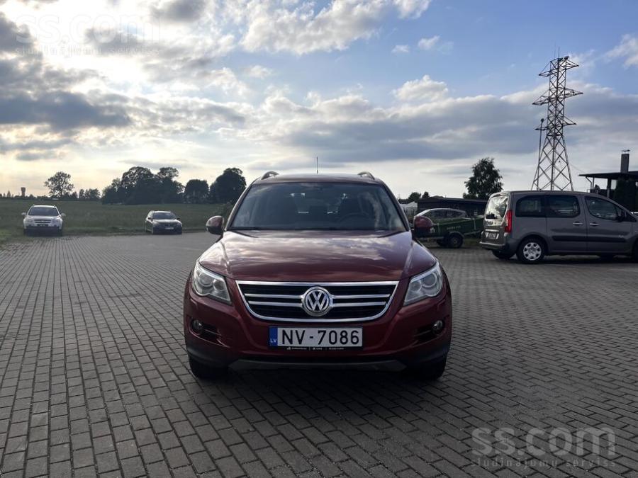 Red Volkswagen Tiguan 2009 in Talsi, with an engine capacity of 2.00 L and mileage of 244 thousand km for 6200 €, photo 3 on AUTOMOTO.COM.LV