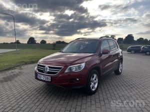 Red Volkswagen Tiguan 2009 in Talsi, with an engine capacity of 2.00 L and mileage of 244 thousand km for 6200 €, photo 4 on AUTOMOTO.COM.LV