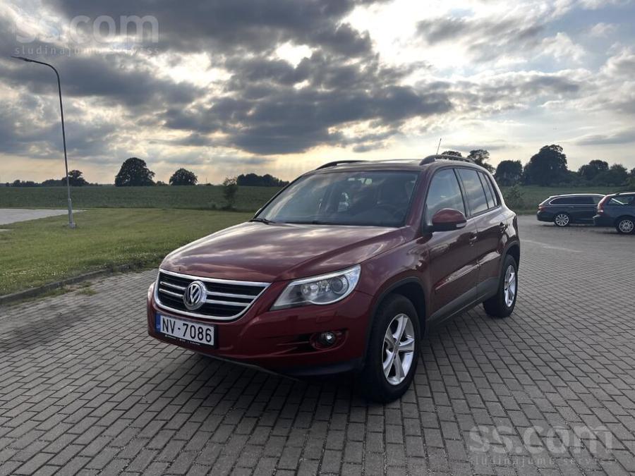 Red Volkswagen Tiguan 2009 in Talsi, with an engine capacity of 2.00 L and mileage of 244 thousand km for 6200 €, photo 4 on AUTOMOTO.COM.LV