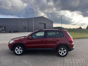 Red Volkswagen Tiguan 2009 in Talsi, with an engine capacity of 2.00 L and mileage of 244 thousand km for 6200 €, photo 5 on AUTOMOTO.COM.LV
