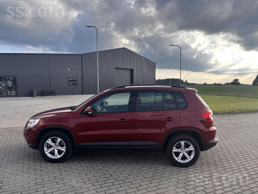 Red Volkswagen Tiguan 2009 in Talsi, with an engine capacity of 2.00 L and mileage of 244 thousand km for 6200 €, photo 5 on AUTOMOTO.COM.LV