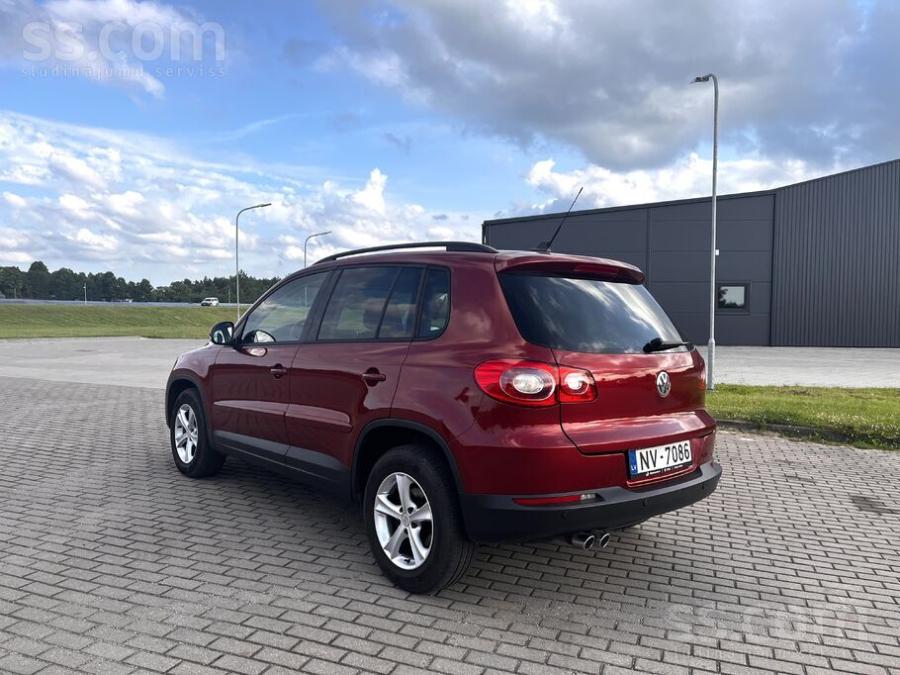 Red Volkswagen Tiguan 2009 in Talsi, with an engine capacity of 2.00 L and mileage of 244 thousand km for 6200 €, photo 6 on AUTOMOTO.COM.LV