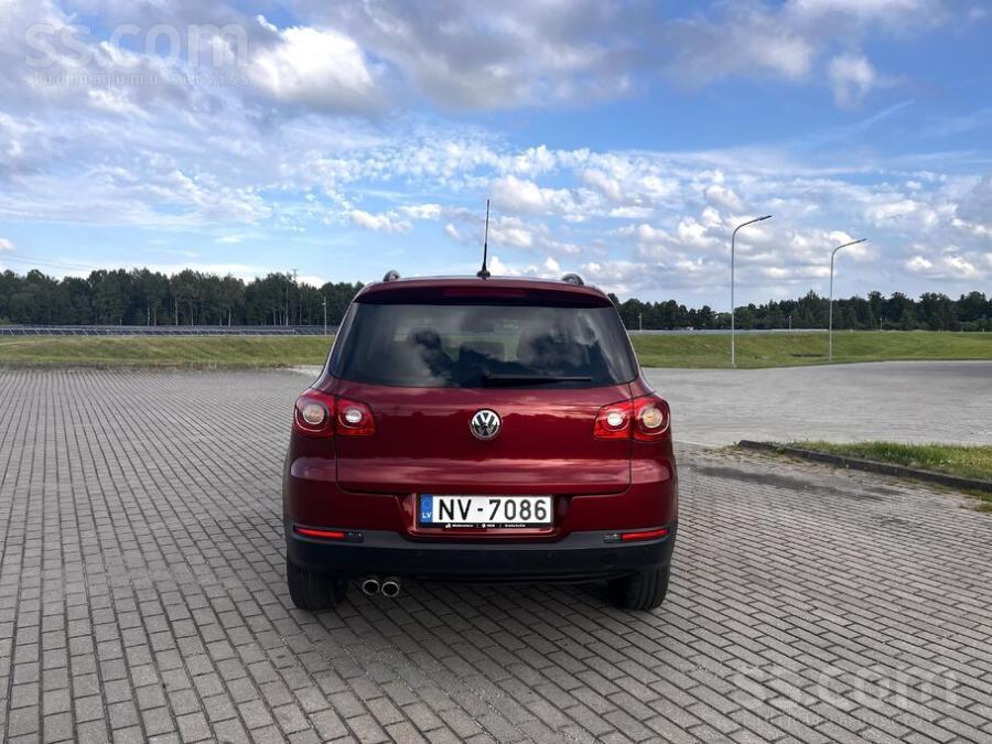 Red Volkswagen Tiguan 2009 in Talsi, with an engine capacity of 2.00 L and mileage of 244 thousand km for 6200 €, photo 7 on AUTOMOTO.COM.LV