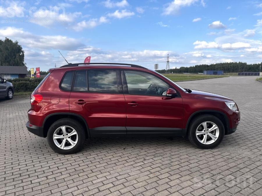Red Volkswagen Tiguan 2009 in Talsi, with an engine capacity of 2.00 L and mileage of 244 thousand km for 6200 €, photo 9 on AUTOMOTO.COM.LV