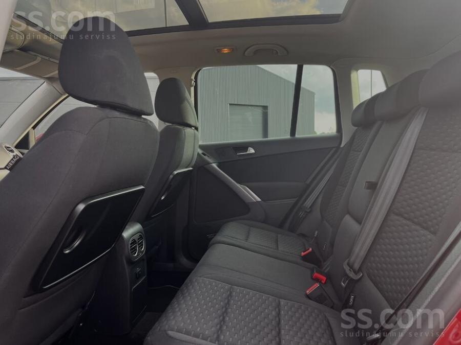 Red Volkswagen Tiguan 2009 in Talsi, with an engine capacity of 2.00 L and mileage of 244 thousand km for 6200 €, photo 12 on AUTOMOTO.COM.LV