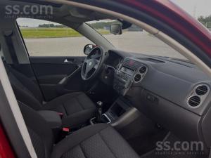 Red Volkswagen Tiguan 2009 in Talsi, with an engine capacity of 2.00 L and mileage of 244 thousand km for 6200 €, photo 17 on AUTOMOTO.COM.LV