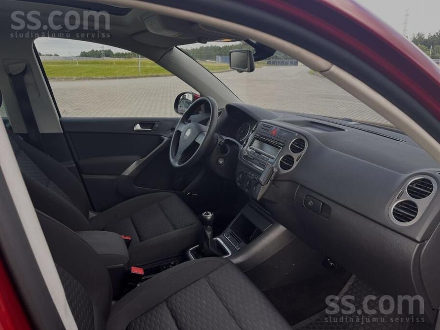 Red Volkswagen Tiguan 2009 in Talsi, with an engine capacity of 2.00 L and mileage of 244 thousand km for 6200 €, photo 17 on AUTOMOTO.COM.LV