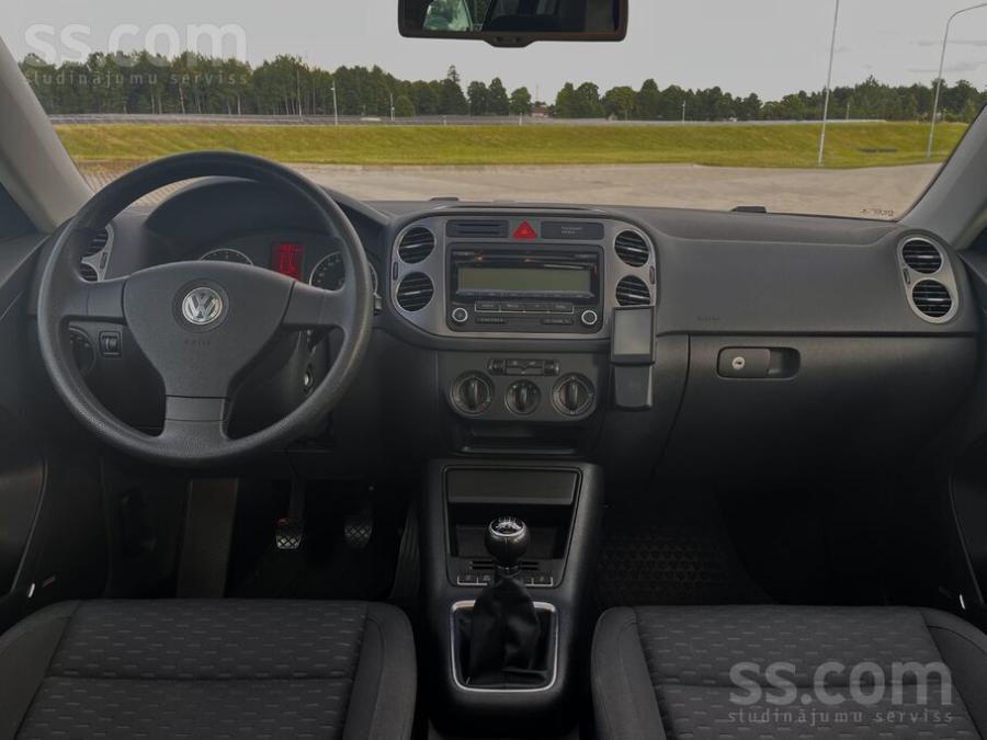 Red Volkswagen Tiguan 2009 in Talsi, with an engine capacity of 2.00 L and mileage of 244 thousand km for 6200 €, photo 19 on AUTOMOTO.COM.LV