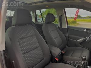 Red Volkswagen Tiguan 2009 in Talsi, with an engine capacity of 2.00 L and mileage of 244 thousand km for 6200 €, photo 21 on AUTOMOTO.COM.LV
