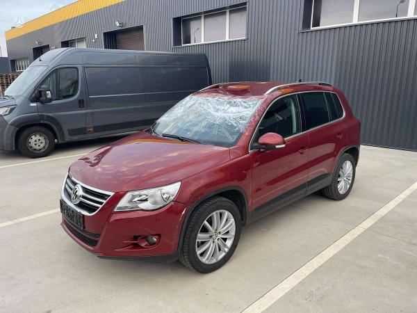 Red Volkswagen Tiguan 2009 in Klaipeda, with an engine capacity of 1.98 L and mileage of 121 thousand km for 3400 €, photo 1 on AUTOMOTO.COM.LV