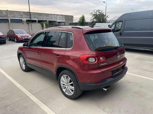 Red Volkswagen Tiguan 2009 in Klaipeda, with an engine capacity of 1.98 L and mileage of 121 thousand km for 3400 €, photo 2 on AUTOMOTO.COM.LV