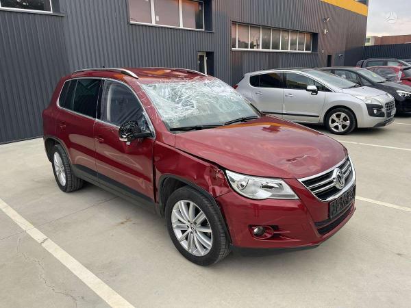 Red Volkswagen Tiguan 2009 in Klaipeda, with an engine capacity of 1.98 L and mileage of 121 thousand km for 3400 €, photo 5 on AUTOMOTO.COM.LV