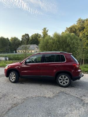 Sarkans Volkswagen Tiguan 2009 Limbaži, ar dzinēja tilpumu 2.00 L un nobraukumu 348 tūkst. km par 5500 €, foto 6 vietnē AUTOMOTO.COM.LV