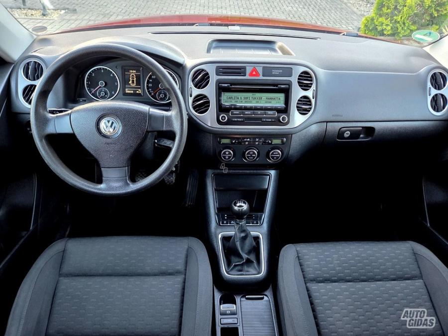 Sarkans Volkswagen Tiguan 2009 Viļņa, ar dzinēja tilpumu 2.00 L un nobraukumu 340 tūkst. km par 5200 €, foto 16 vietnē AUTOMOTO.COM.LV