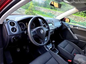 Sarkans Volkswagen Tiguan 2009 Viļņa, ar dzinēja tilpumu 2.00 L un nobraukumu 340 tūkst. km par 5200 €, foto 29 vietnē AUTOMOTO.COM.LV