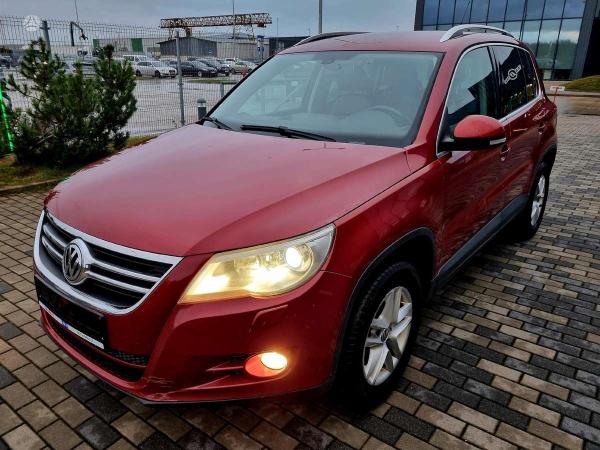 Red Volkswagen Tiguan 2010 in Siauliai, with an engine capacity of 1.97 L and mileage of 260 thousand km for 6600 €, photo 1 on AUTOMOTO.COM.LV