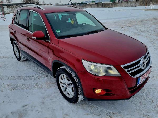 Red Volkswagen Tiguan 2010 in Siauliai, with an engine capacity of 1.97 L and mileage of 260 thousand km for 6900 €, photo 1 on AUTOMOTO.COM.LV