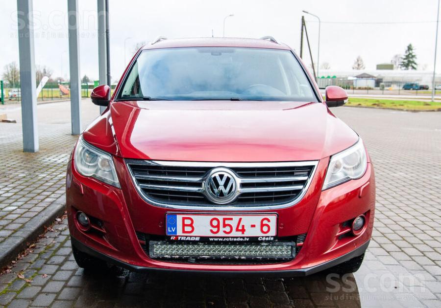 Sarkans Volkswagen Tiguan 2010 Cēsis, ar dzinēja tilpumu 2.00 L un nobraukumu 261 tūkst. km par 7350 €, foto 1 vietnē AUTOMOTO.COM.LV