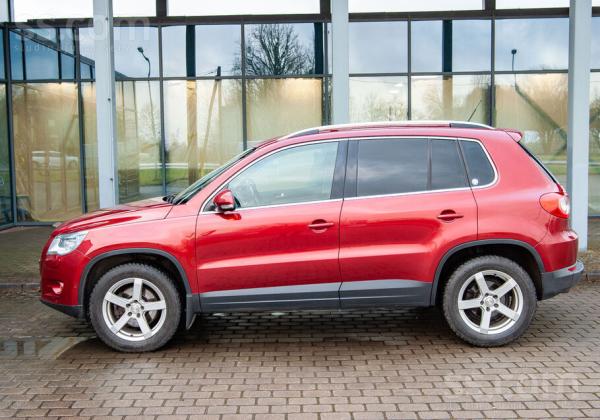 Sarkans Volkswagen Tiguan 2010 Cēsis, ar dzinēja tilpumu 2.00 L un nobraukumu 261 tūkst. km par 7350 €, foto 3 vietnē AUTOMOTO.COM.LV