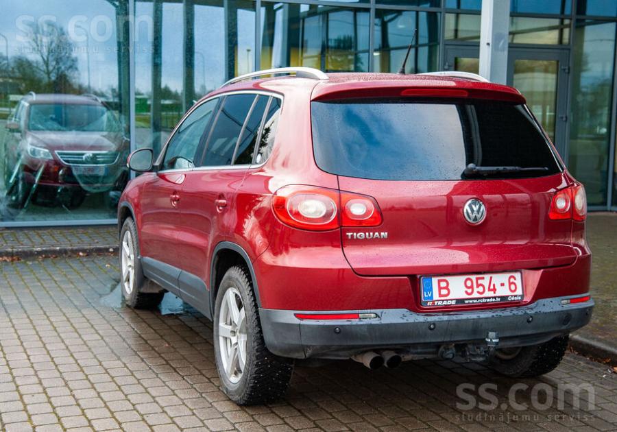 Sarkans Volkswagen Tiguan 2010 Cēsis, ar dzinēja tilpumu 2.00 L un nobraukumu 261 tūkst. km par 7350 €, foto 5 vietnē AUTOMOTO.COM.LV