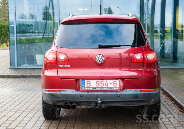 Sarkans Volkswagen Tiguan 2010 Cēsis, ar dzinēja tilpumu 2.00 L un nobraukumu 261 tūkst. km par 7350 €, foto 5 vietnē AUTOMOTO.COM.LV