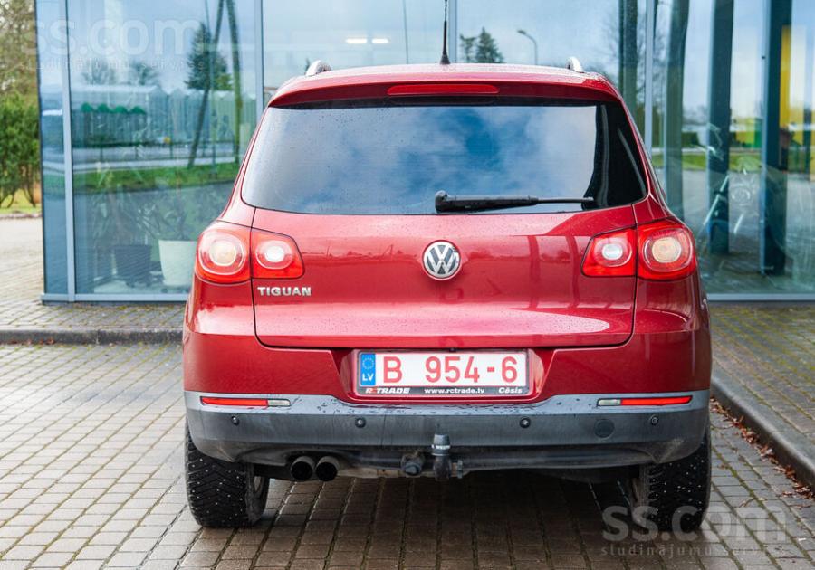 Sarkans Volkswagen Tiguan 2010 Cēsis, ar dzinēja tilpumu 2.00 L un nobraukumu 261 tūkst. km par 7350 €, foto 6 vietnē AUTOMOTO.COM.LV