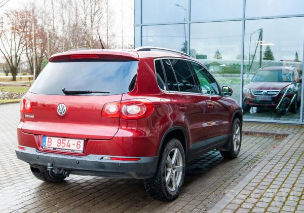 Sarkans Volkswagen Tiguan 2010 Cēsis, ar dzinēja tilpumu 2.00 L un nobraukumu 261 tūkst. km par 7350 €, foto 6 vietnē AUTOMOTO.COM.LV