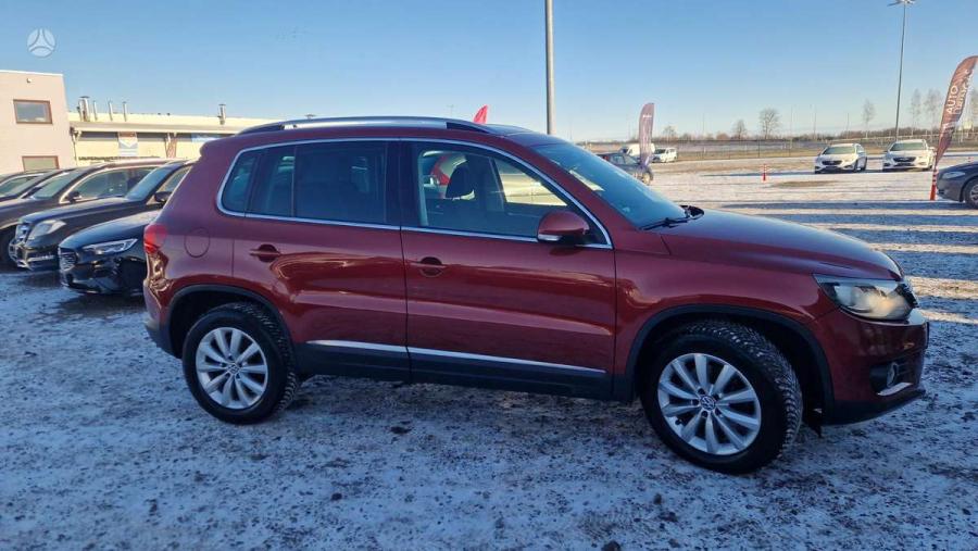 Sarkans Volkswagen Tiguan 2013 Marijampole, ar dzinēja tilpumu 1.97 L un nobraukumu 297 tūkst. km par 8290 €, foto 6 vietnē AUTOMOTO.COM.LV