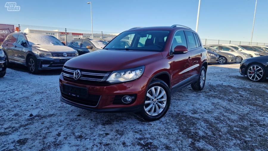Red Volkswagen Tiguan 2013 in Marijampole, with an engine capacity of 2.00 L and mileage of 297 thousand km for 8290 €, photo 2 on AUTOMOTO.COM.LV