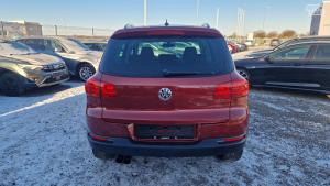 Red Volkswagen Tiguan 2013 in Marijampole, with an engine capacity of 2.00 L and mileage of 297 thousand km for 8290 €, photo 8 on AUTOMOTO.COM.LV