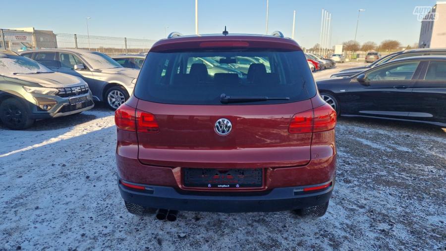 Red Volkswagen Tiguan 2013 in Marijampole, with an engine capacity of 2.00 L and mileage of 297 thousand km for 8290 €, photo 8 on AUTOMOTO.COM.LV