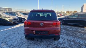 Red Volkswagen Tiguan 2013 in Marijampole, with an engine capacity of 2.00 L and mileage of 297 thousand km for 8290 €, photo 9 on AUTOMOTO.COM.LV