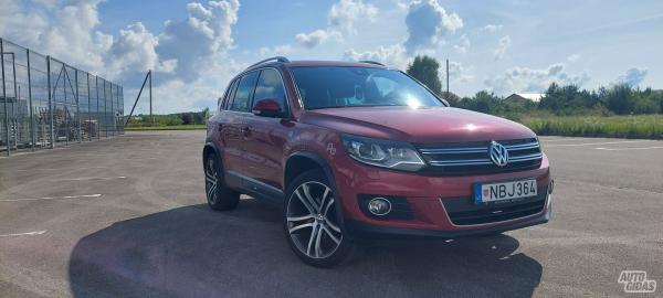 Red Volkswagen Tiguan 2013 in Panevezys, with an engine capacity of 2.00 L and mileage of 263 thousand km for 8500 €, photo 2 on AUTOMOTO.COM.LV