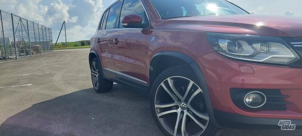 Red Volkswagen Tiguan 2013 in Panevezys, with an engine capacity of 2.00 L and mileage of 263 thousand km for 8500 €, photo 3 on AUTOMOTO.COM.LV