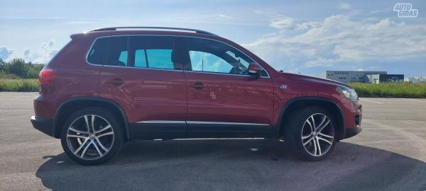 Red Volkswagen Tiguan 2013 in Panevezys, with an engine capacity of 2.00 L and mileage of 263 thousand km for 8500 €, photo 4 on AUTOMOTO.COM.LV