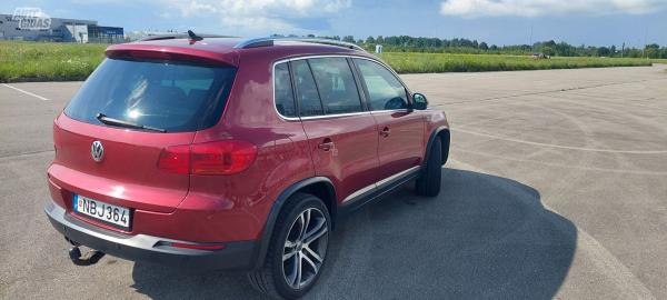 Red Volkswagen Tiguan 2013 in Panevezys, with an engine capacity of 2.00 L and mileage of 263 thousand km for 8500 €, photo 5 on AUTOMOTO.COM.LV