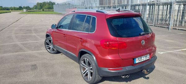 Red Volkswagen Tiguan 2013 in Panevezys, with an engine capacity of 2.00 L and mileage of 263 thousand km for 8500 €, photo 7 on AUTOMOTO.COM.LV