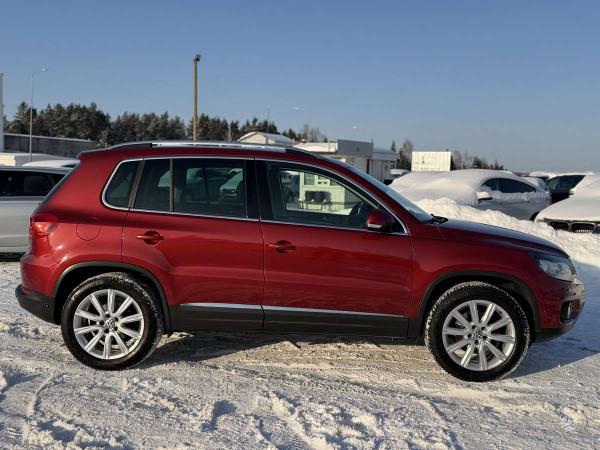 Red Volkswagen Tiguan 2014 in Utena, with an engine capacity of 1.97 L and mileage of 250 thousand km for 10900 €, photo 3 on AUTOMOTO.COM.LV