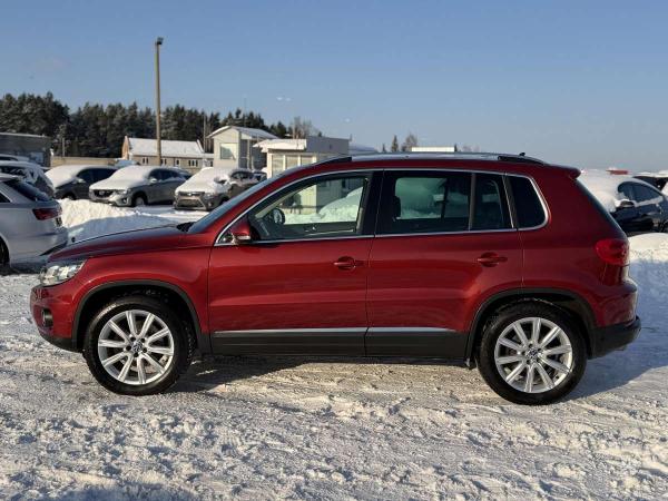 Red Volkswagen Tiguan 2014 in Utena, with an engine capacity of 1.97 L and mileage of 250 thousand km for 10900 €, photo 4 on AUTOMOTO.COM.LV
