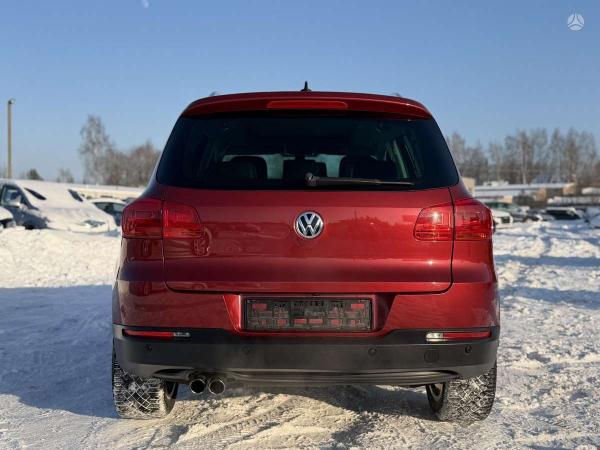 Red Volkswagen Tiguan 2014 in Utena, with an engine capacity of 1.97 L and mileage of 250 thousand km for 10900 €, photo 8 on AUTOMOTO.COM.LV