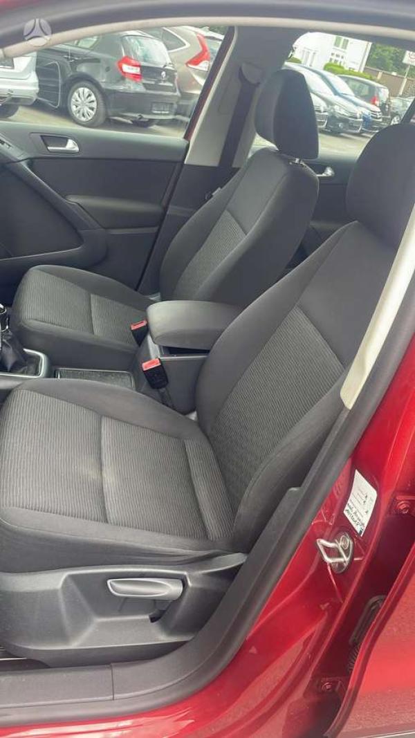 Sarkans Volkswagen Tiguan 2014 Jurbarkas, ar dzinēja tilpumu 1.97 L un nobraukumu 187 tūkst. km par 8499 €, foto 7 vietnē AUTOMOTO.COM.LV