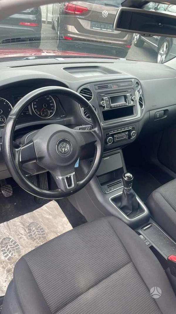 Sarkans Volkswagen Tiguan 2014 Jurbarkas, ar dzinēja tilpumu 1.97 L un nobraukumu 187 tūkst. km par 8499 €, foto 10 vietnē AUTOMOTO.COM.LV
